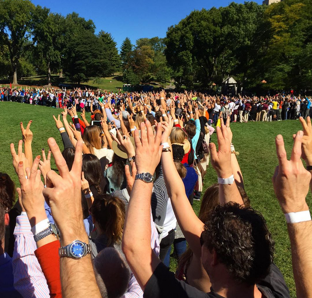 1000s fall short of Ithaca record of largest human peace sign